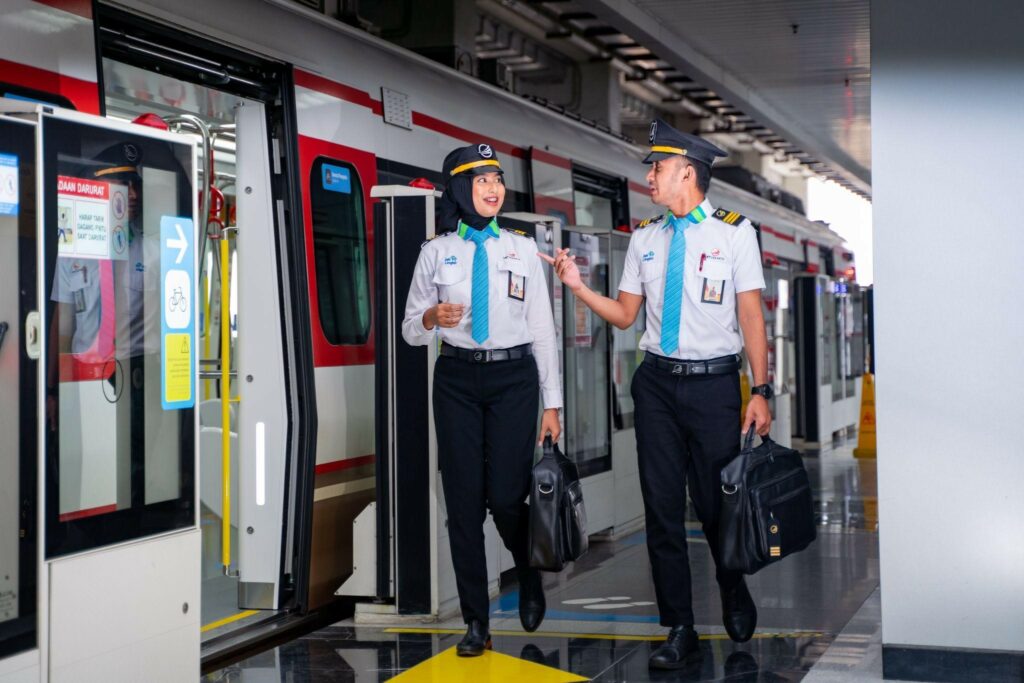 Daftar Rute Transjakarta Terintegrasi dengan Stasiun LRT Jakarta 2024 - Haijakarta.id